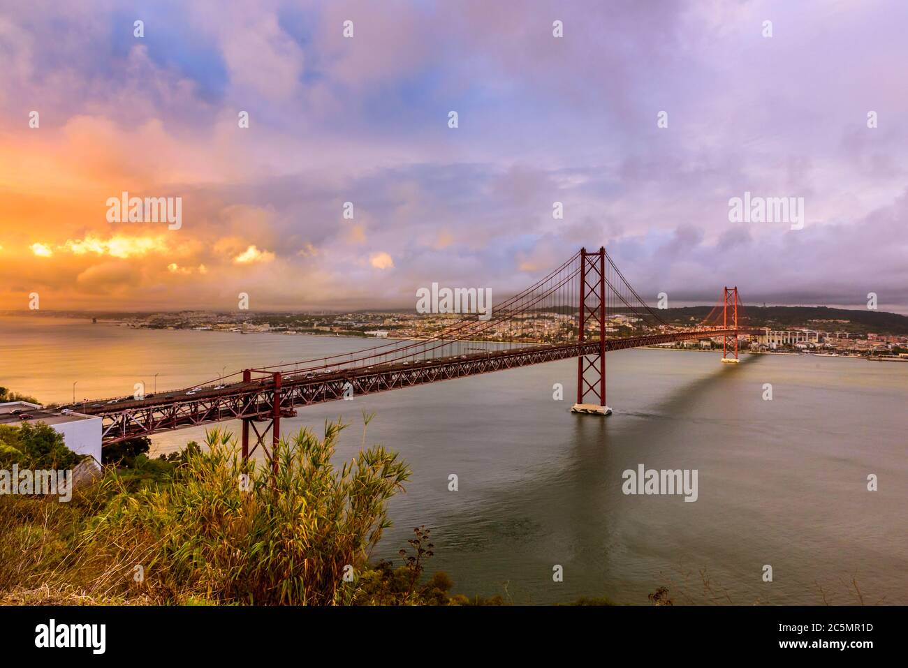25 de abril bridge at sunset Stock Photo - Alamy