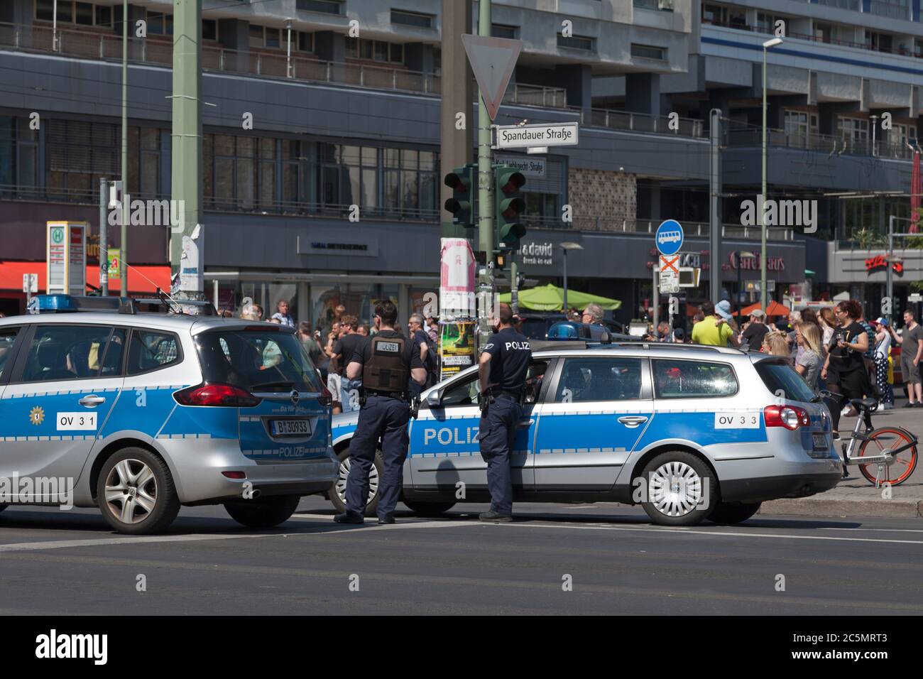 Crowd with their cars hi-res stock photography and images - Alamy