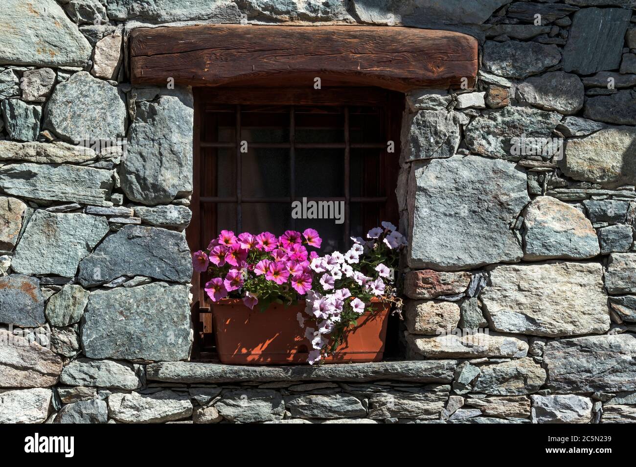 Stone window box hi-res stock photography and images - Alamy