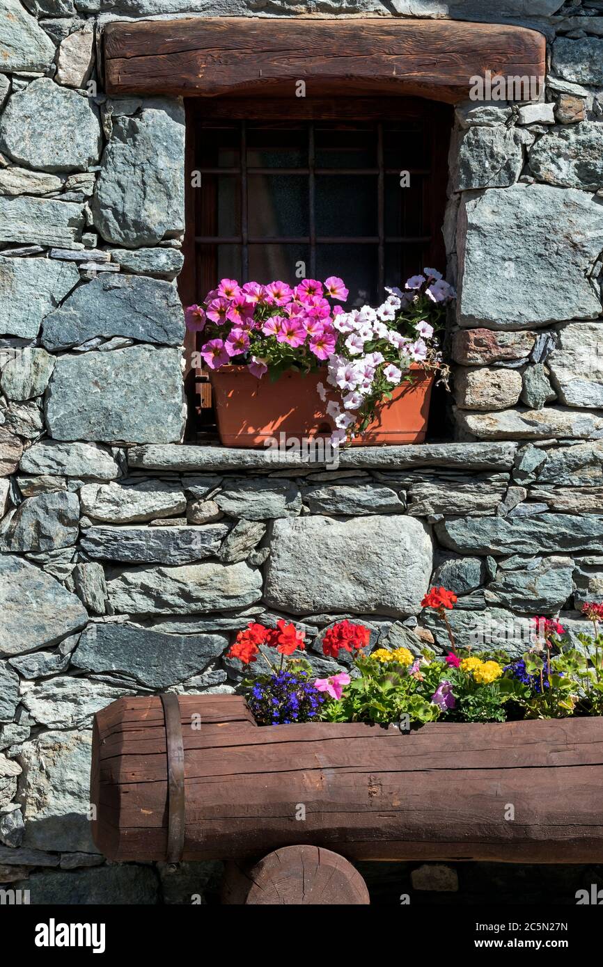 Stone window box hi-res stock photography and images - Alamy