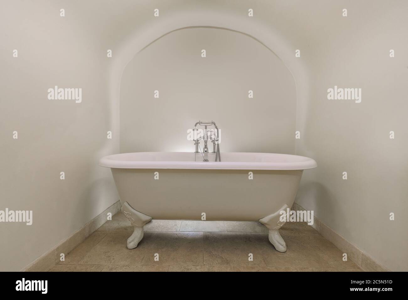 Vintage bathtub hi-res stock photography and images - Alamy