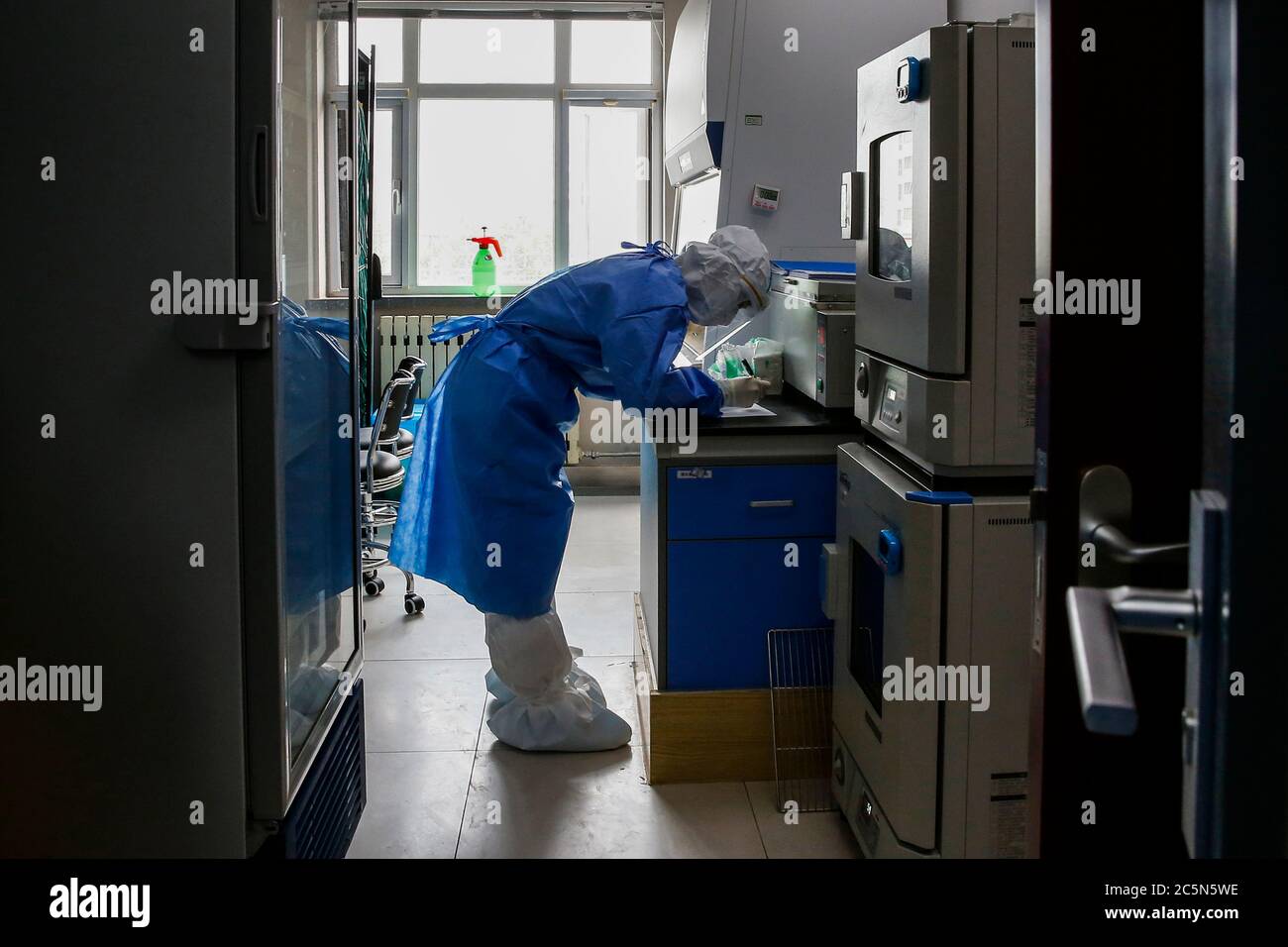 (200704) -- BEIJING, July 4, 2020 (Xinhua) -- Zhang Xin registers the ...