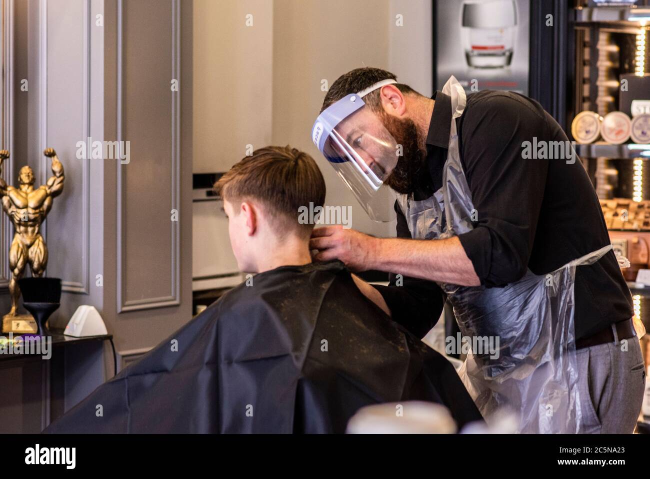 Barbers cutting hair hi-res stock photography and images - Alamy