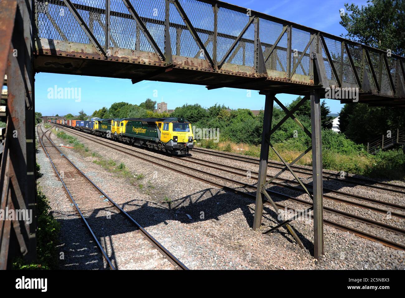 70017 hauls failed 70018 and the Wentloog - Southampton Freightliner ...