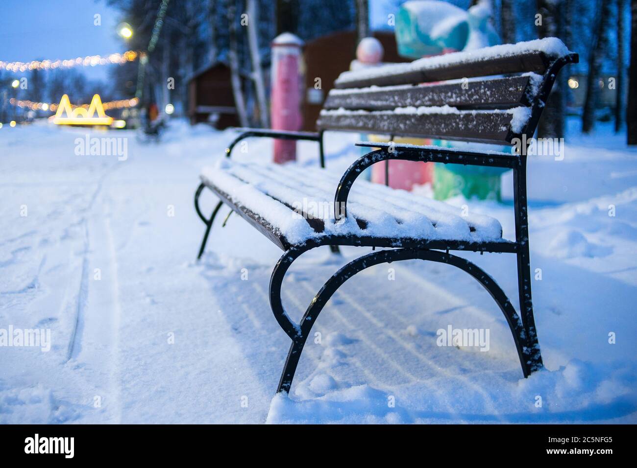 Empty bench snow hi-res stock photography and images - Alamy