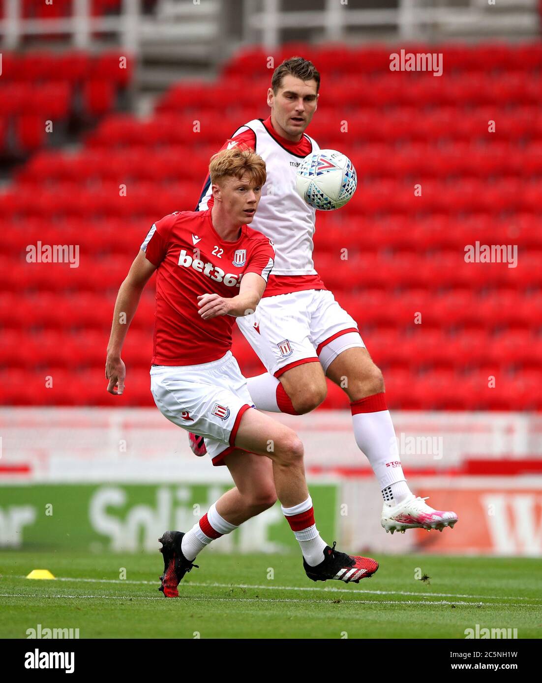 Sam vokes warm up hi-res stock photography and images - Alamy