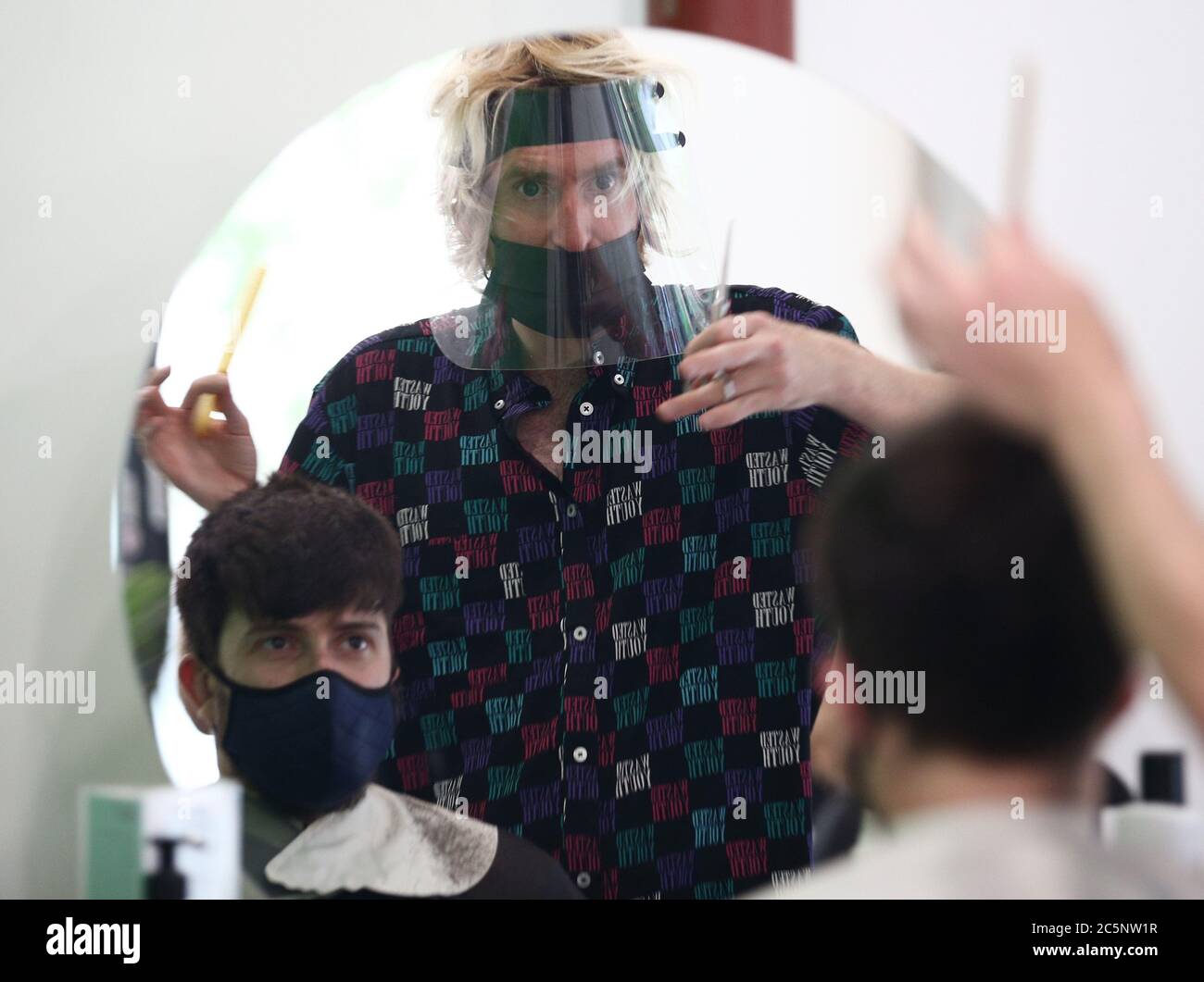 Haircut ppe hi-res stock photography and images - Alamy