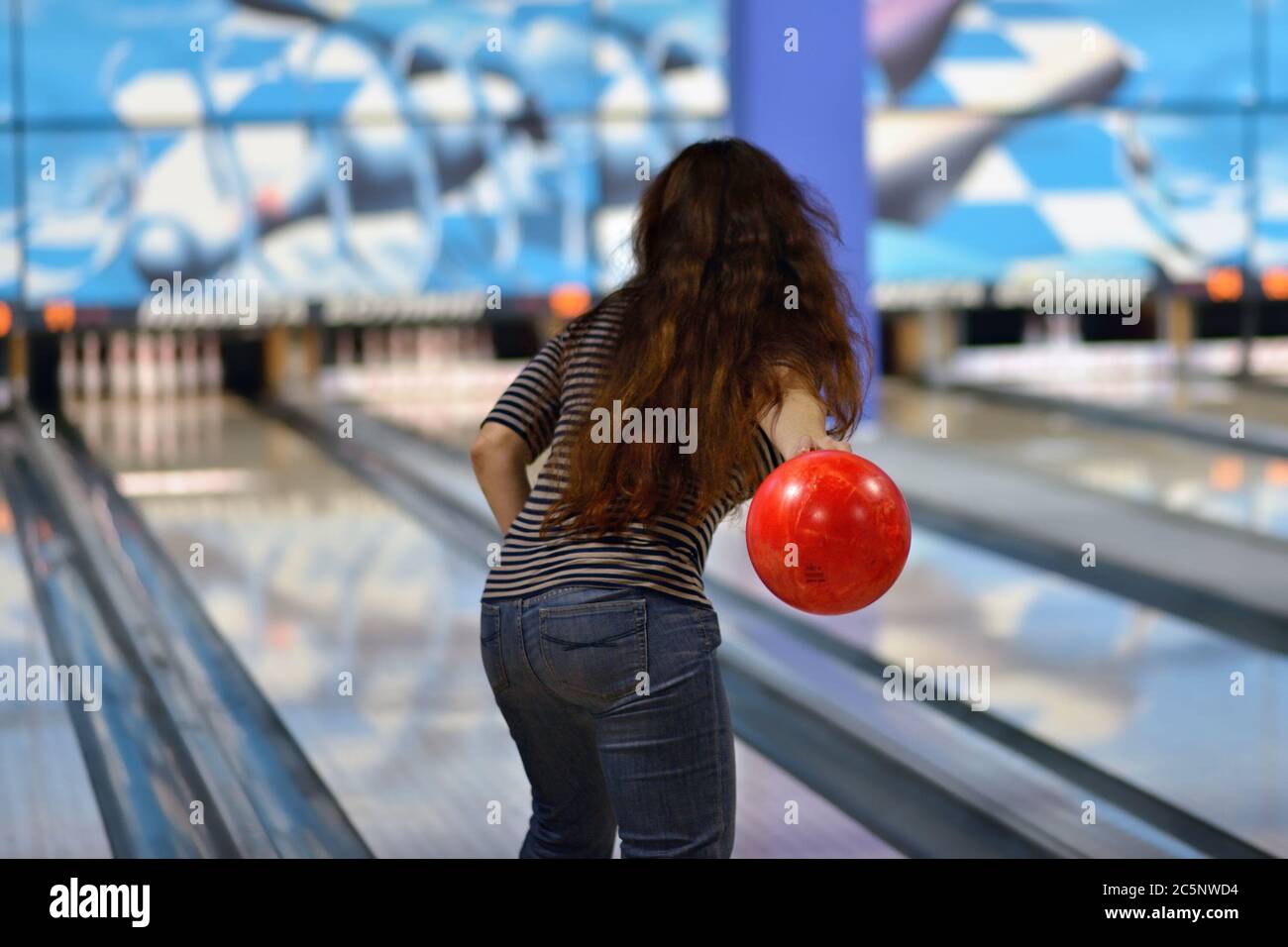 Woman bowling, rear view. Player in Action Stock Photo - Alamy