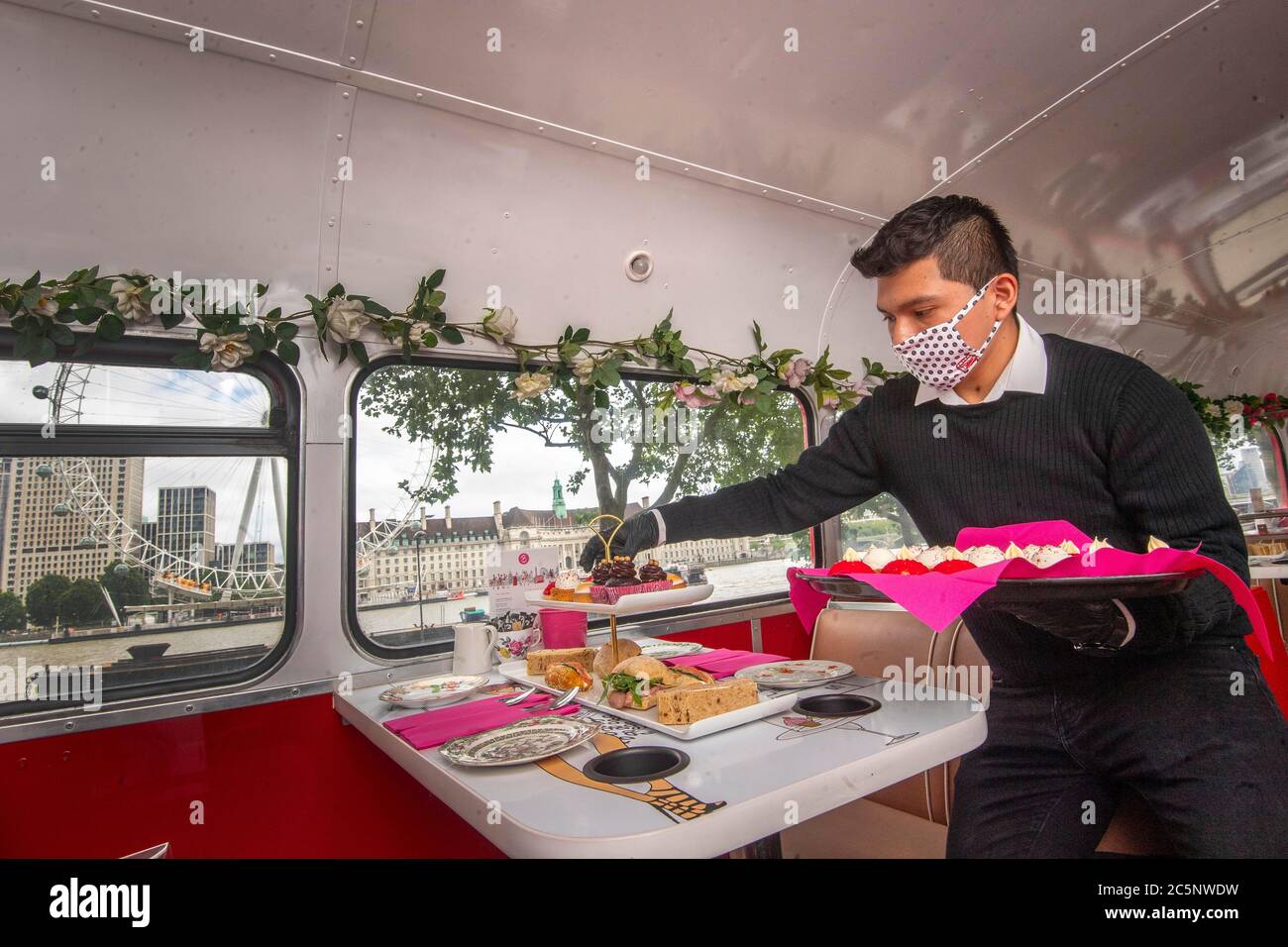 Double decker cafe hi-res stock photography and images - Alamy