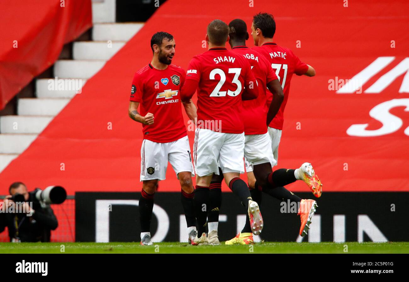 Manchester United's Bruno Fernandes (left) celebrates scoring his side ...