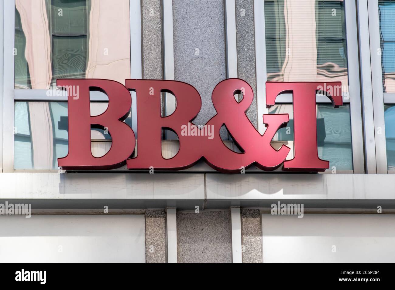 Truist bank building sign hi-res stock photography and images - Alamy