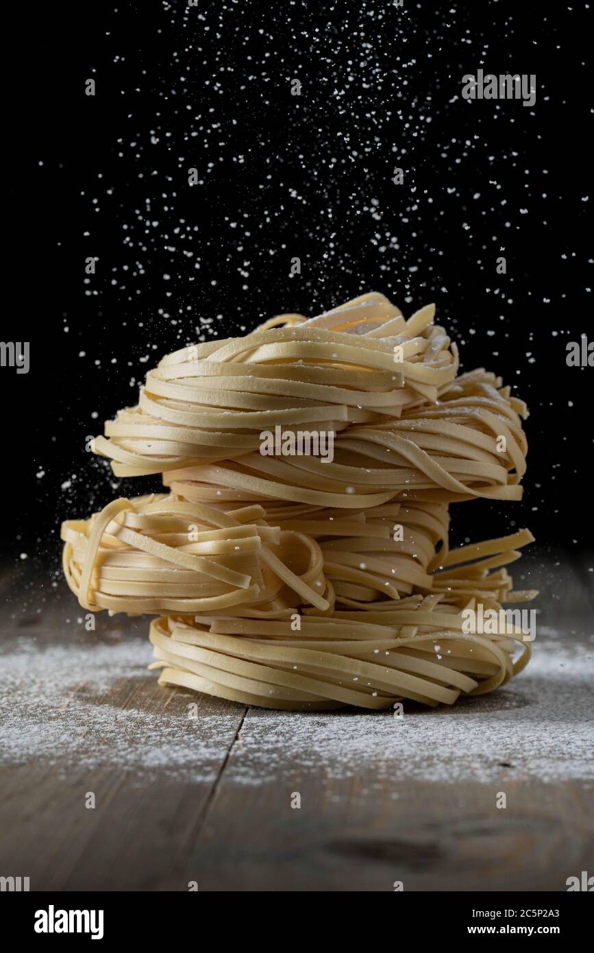 Falling flour hi-res stock photography and images - Alamy