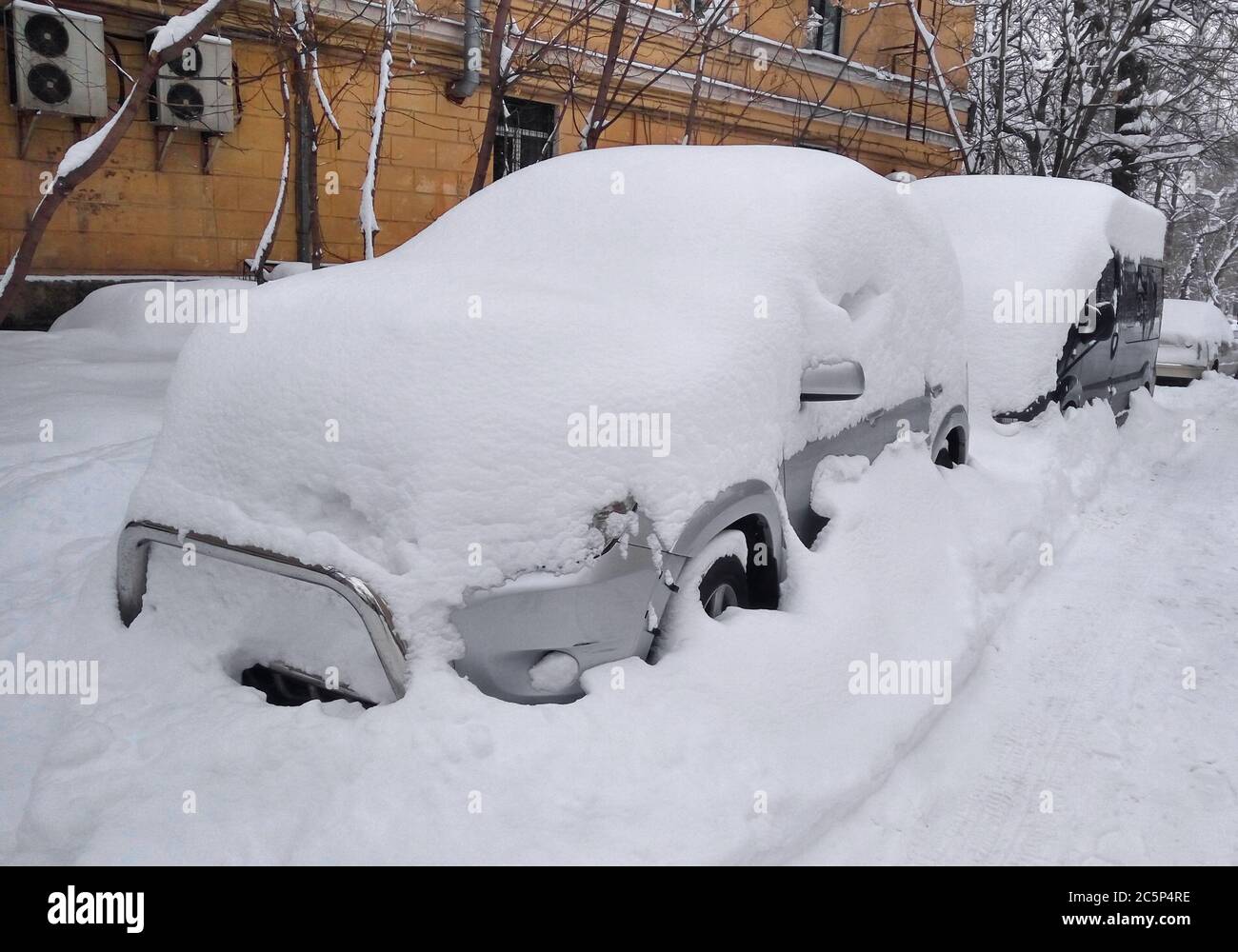 Cars under the snow. Roads are blocked Stock Photo - Alamy