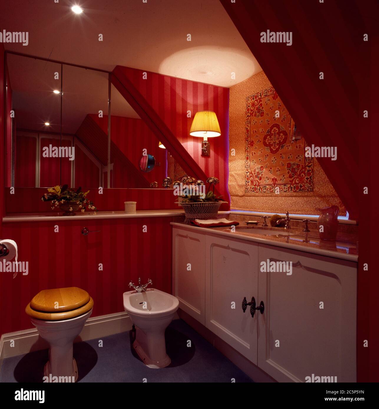 Mirror wallpaper hi-res stock photography and images - Alamy