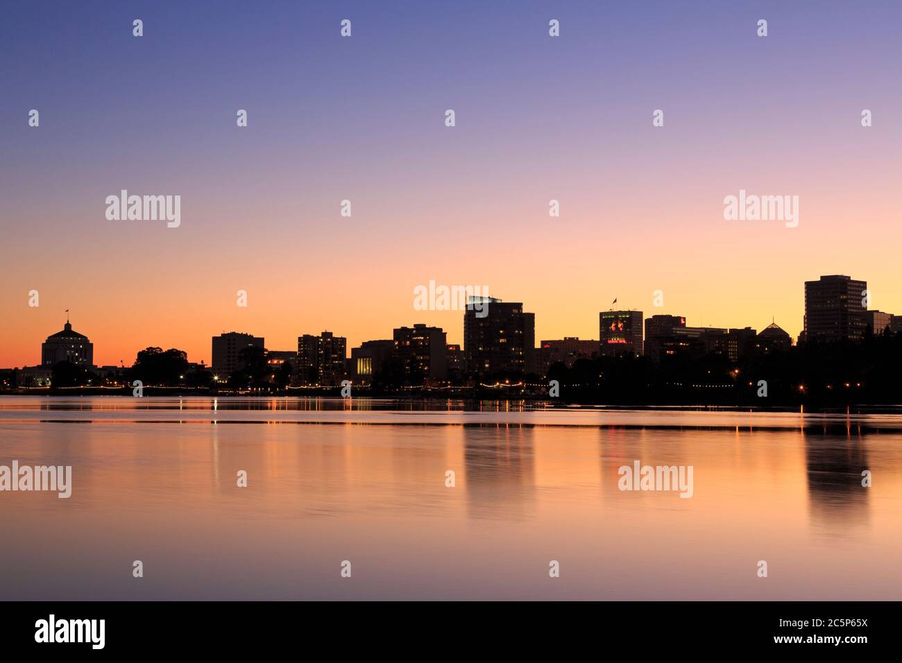 Downtown oakland skyline night hi-res stock photography and images - Alamy