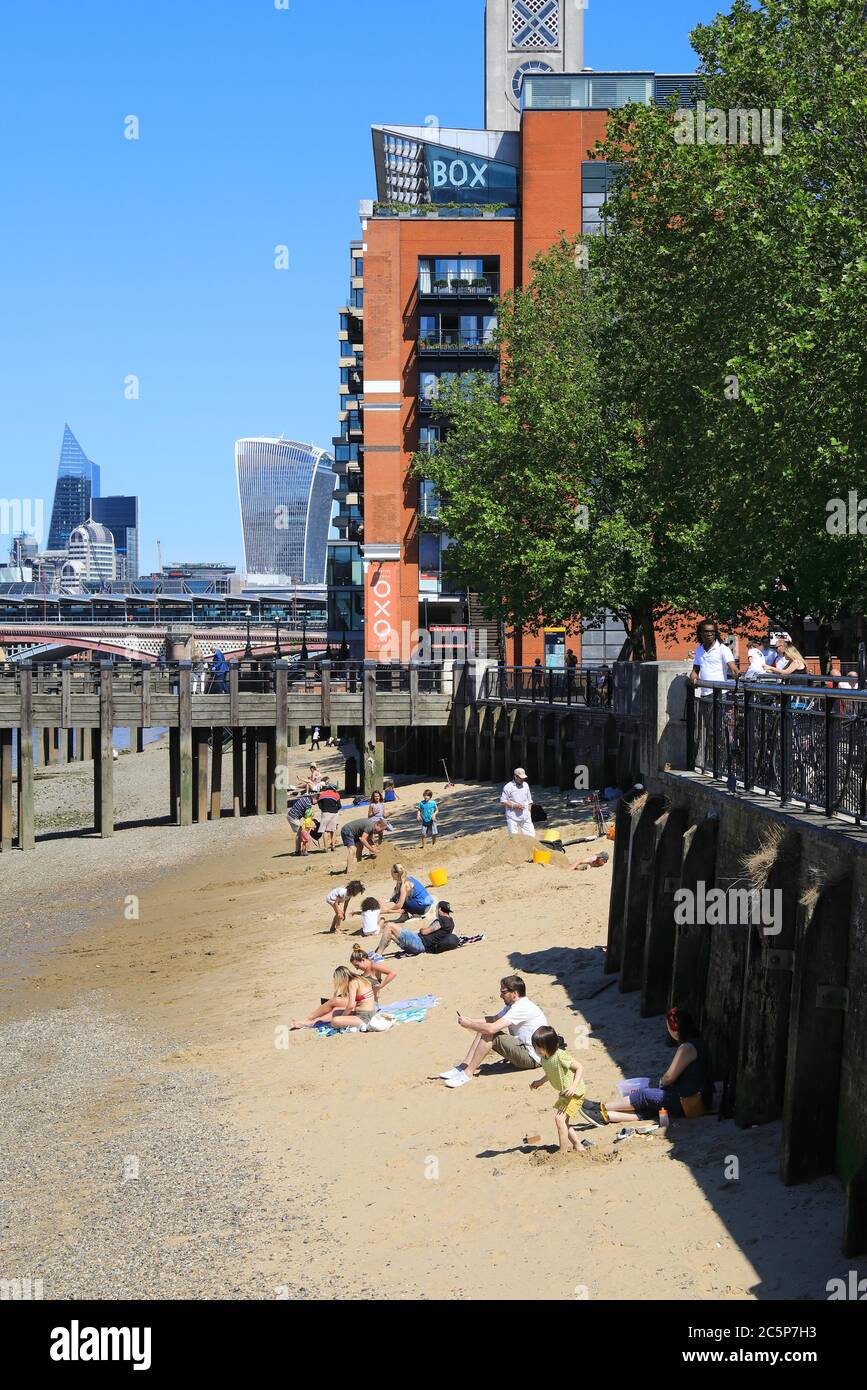 Beach on the River Thames by Gabriel's Wharf, on London's South Bank ...