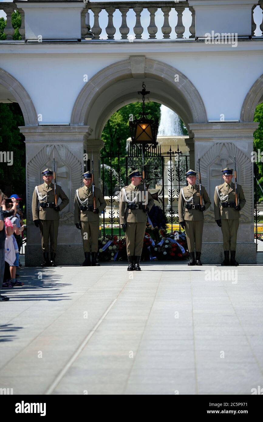 Changing of the guard at the Tomb of Unknown Soldier Monument in Warsaw ...