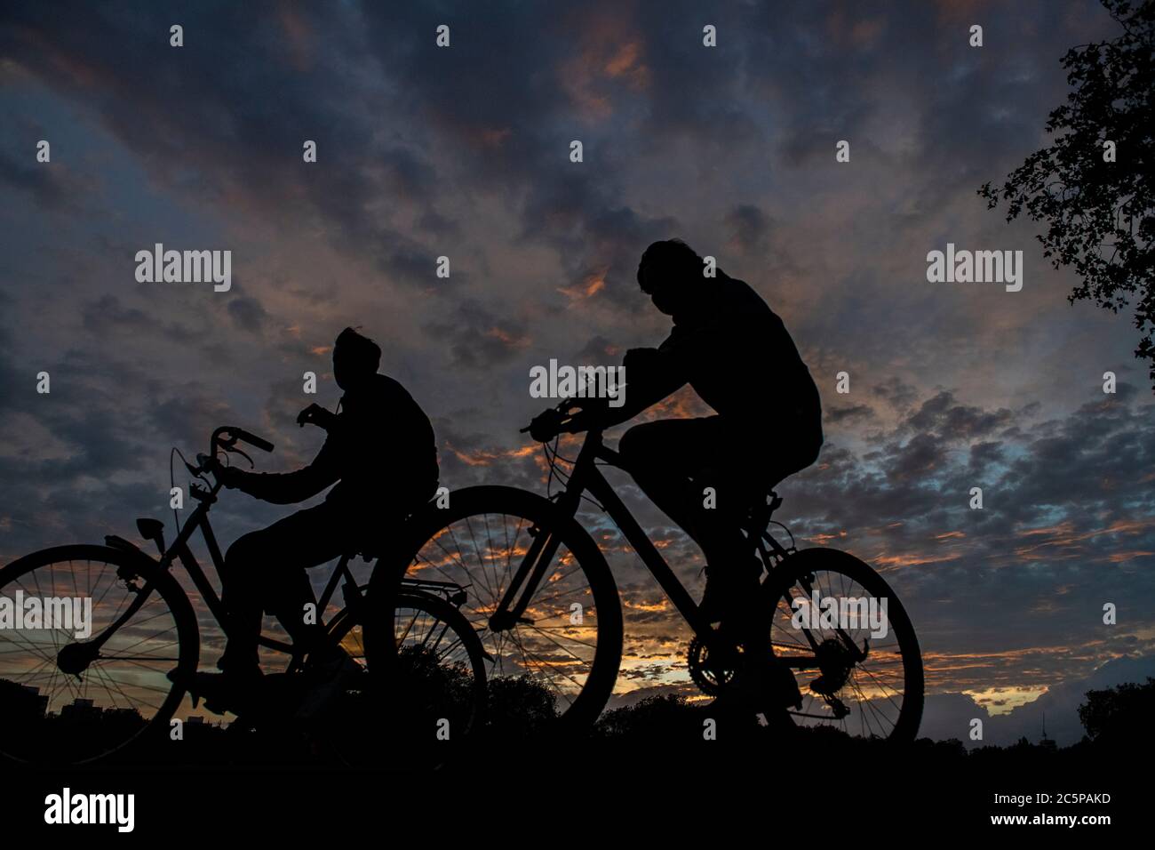 Cyclists together hi-res stock photography and images - Alamy