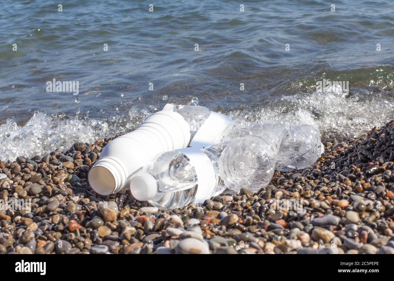 Single use plastic water bottles hi-res stock photography and images ...