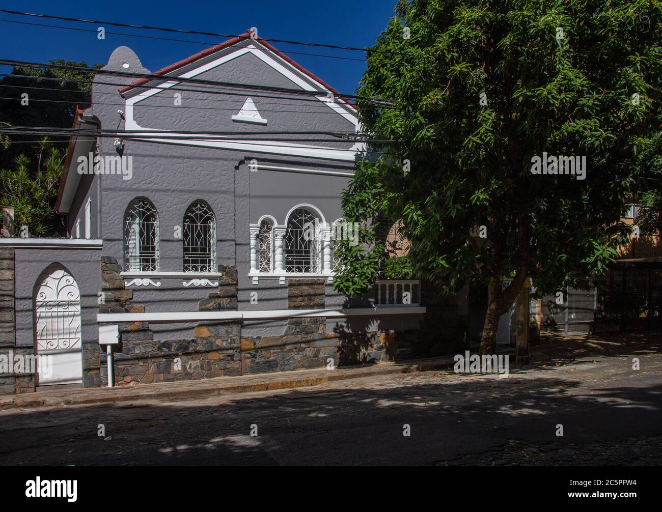 Gray house hi-res stock photography and images - Alamy