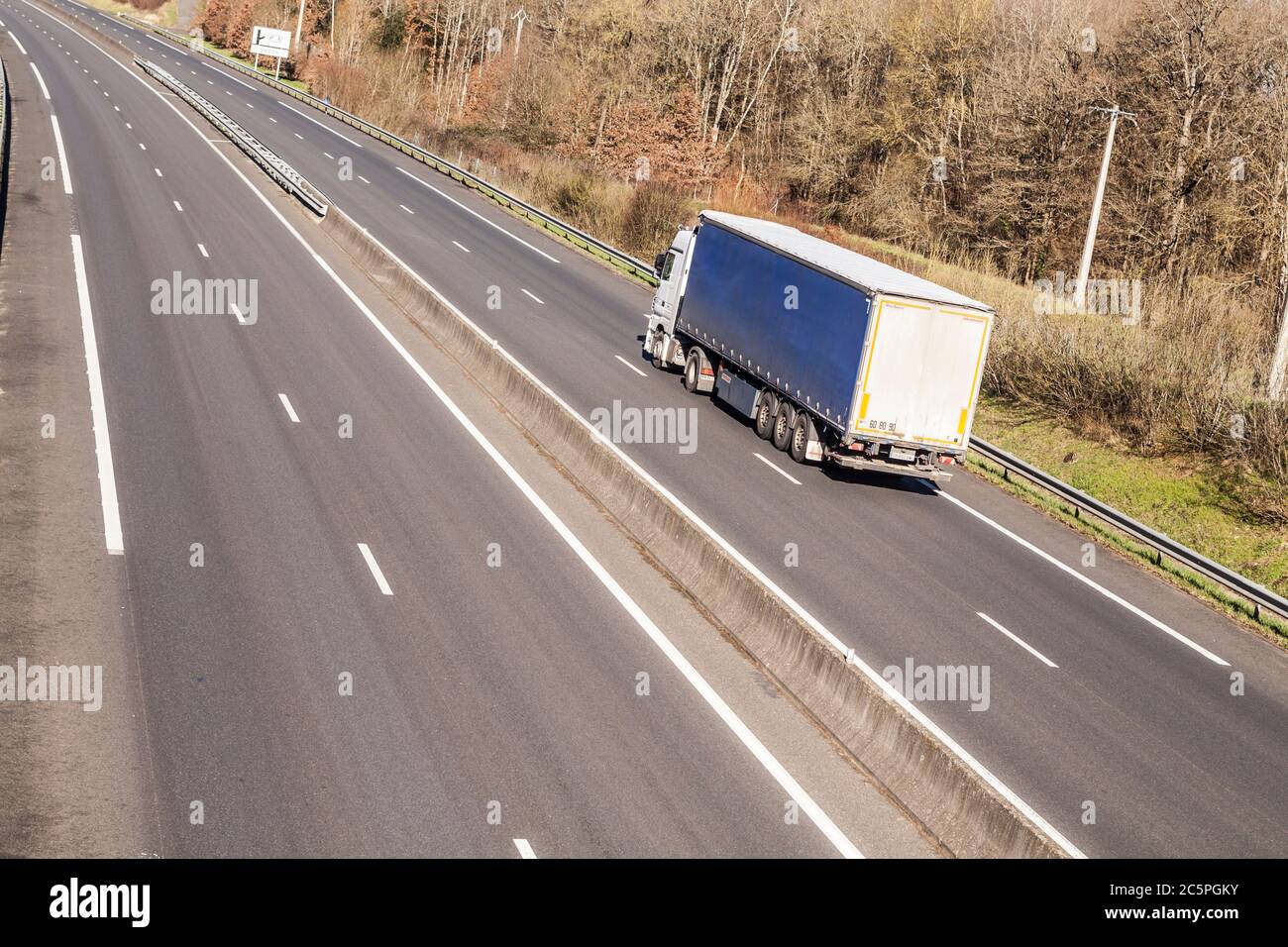 Traffic on a busy highway hi-res stock photography and images - Alamy