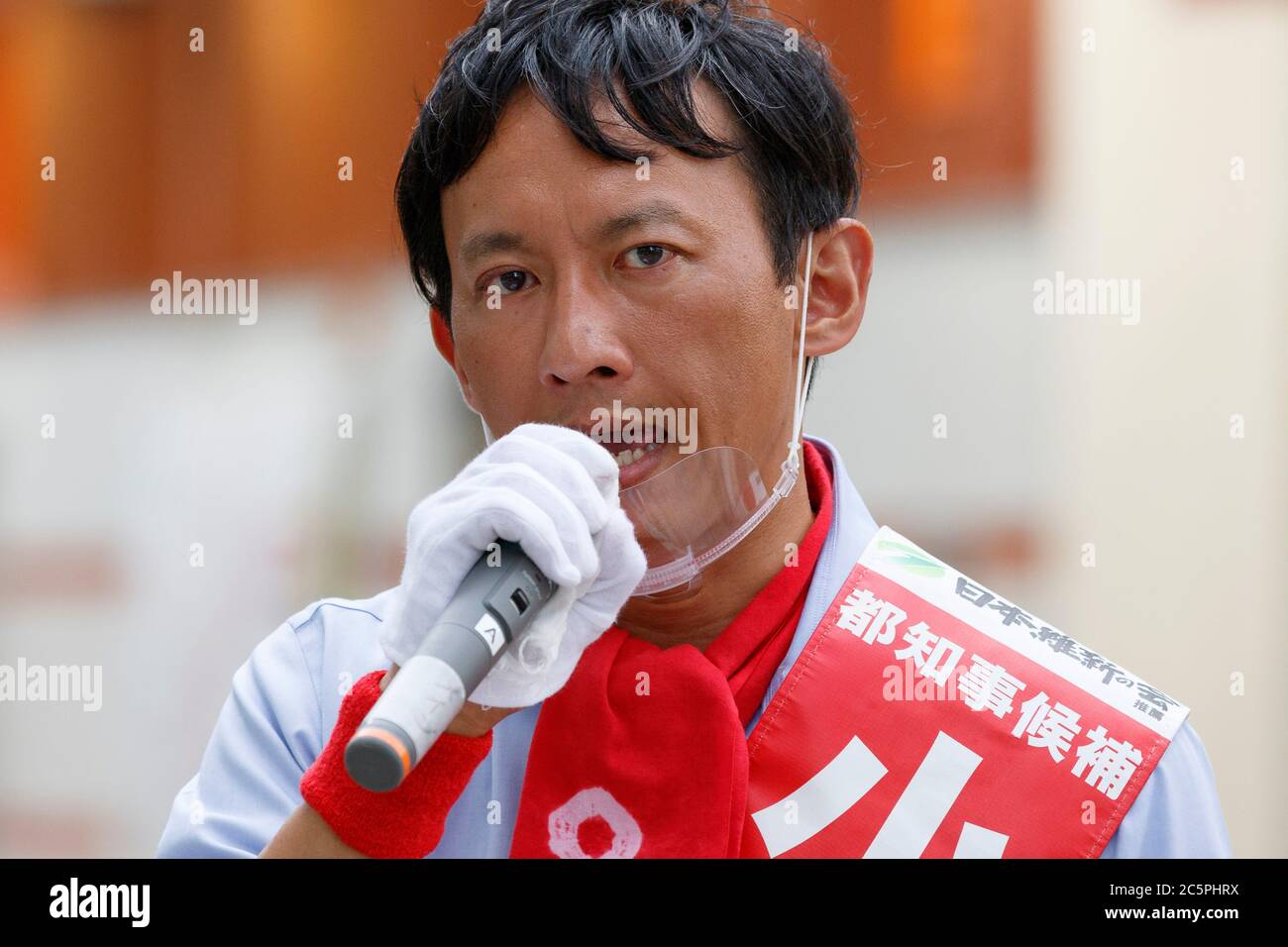 Tokyo, Japan. 4th July, 2020. Candidate Taisuke Ono wearing a mouth ...