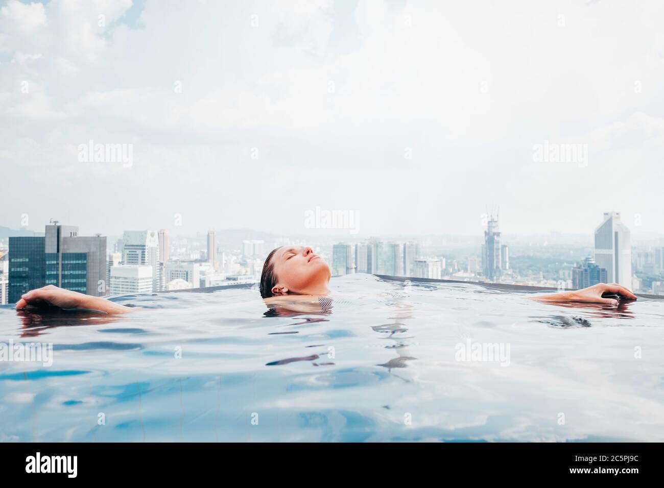 Modern skyscrapers swimming pool hi-res stock photography and images ...