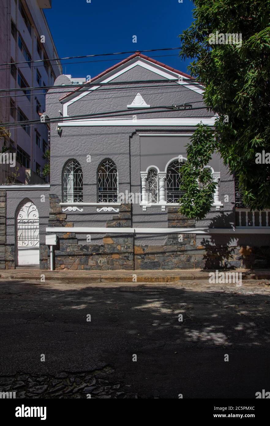 Gray house hi-res stock photography and images - Alamy