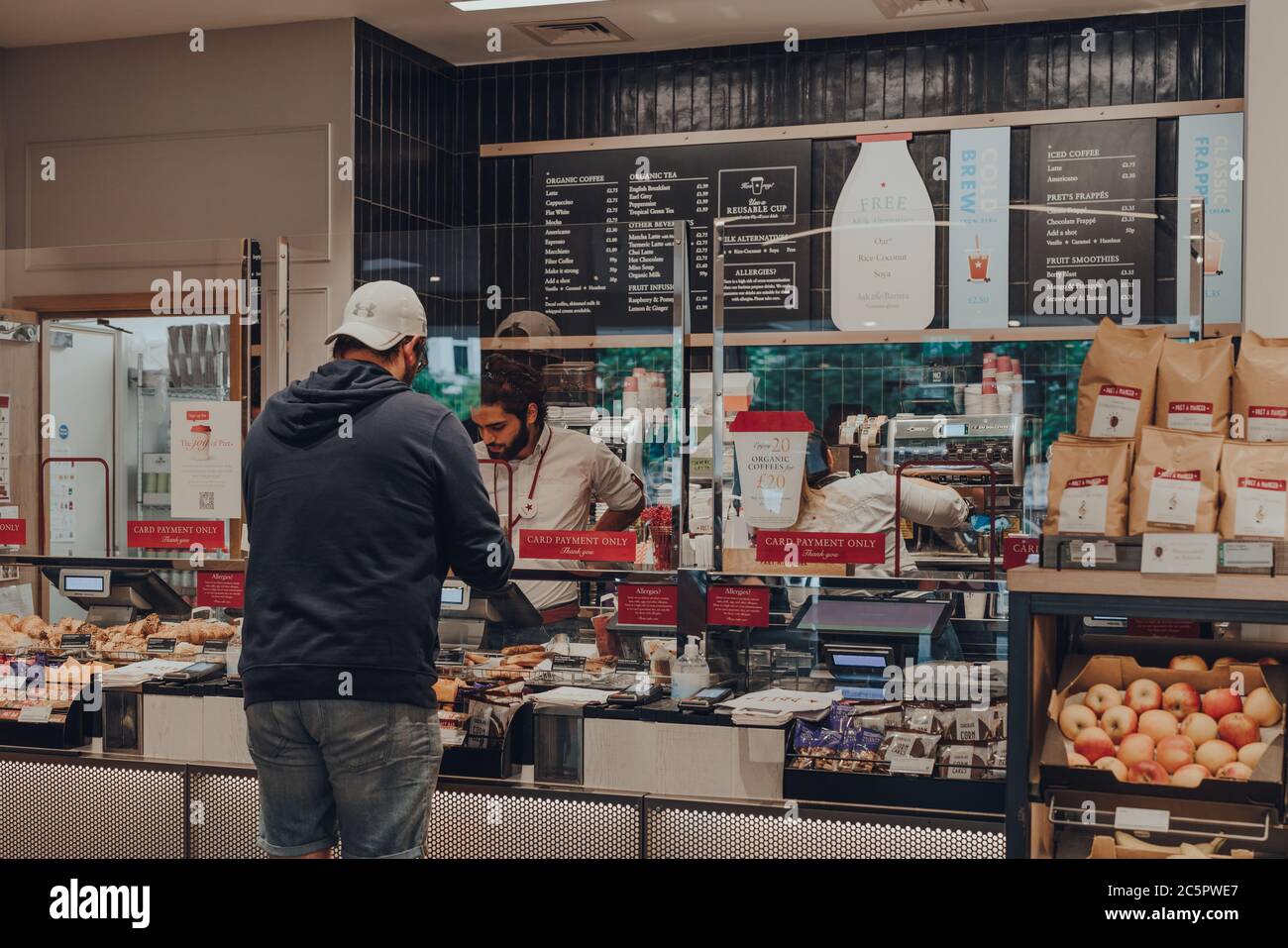 Plastic screen restaurant coronavirus hi-res stock photography and ...