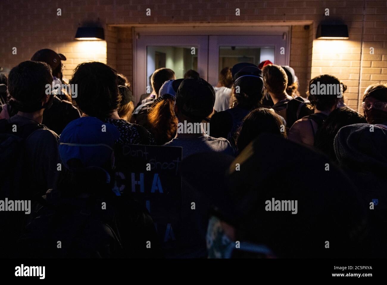 Protesters form human barricade hi-res stock photography and images - Alamy