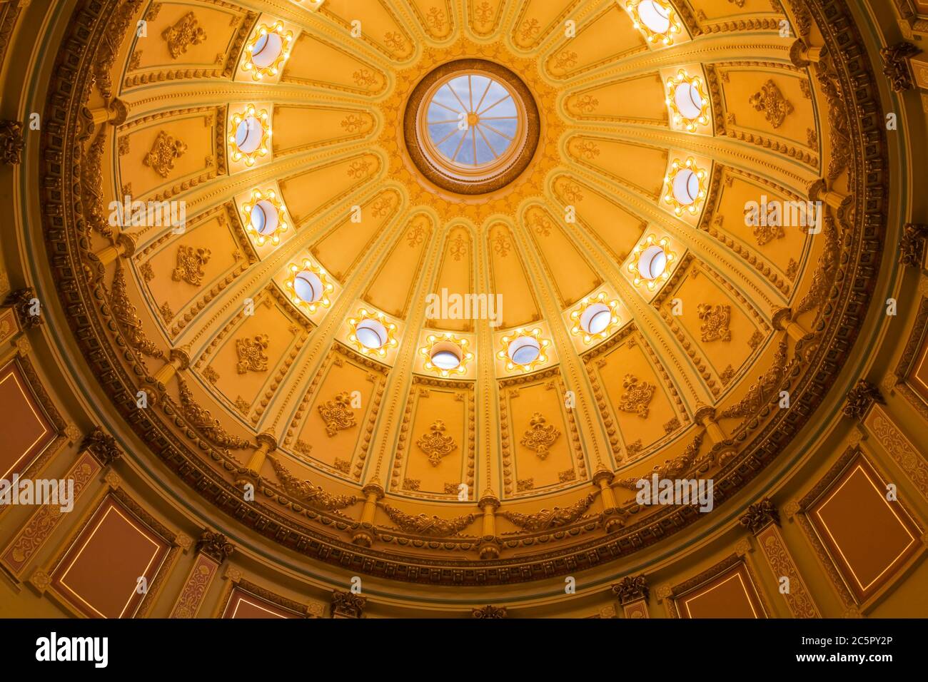 Sacramento capitol state rotunda hi-res stock photography and images ...