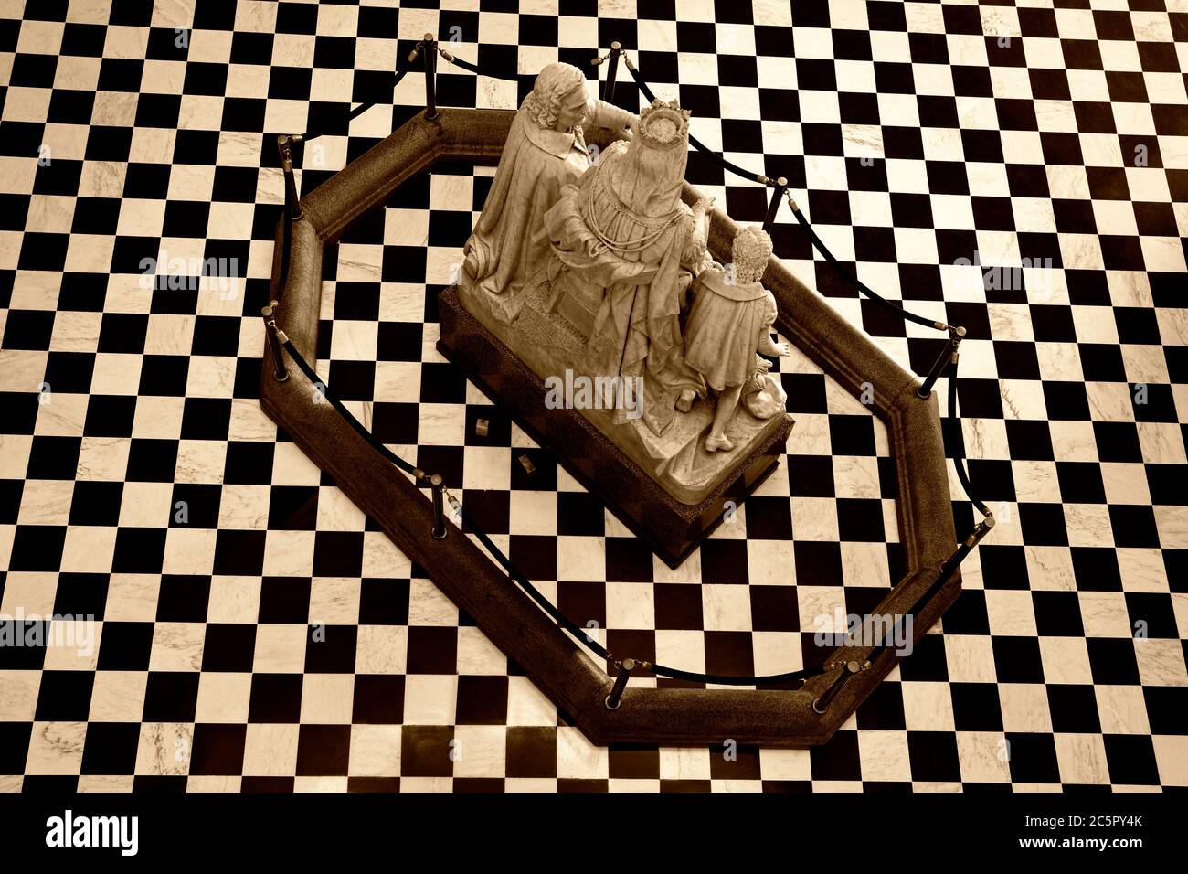 Statue of Queen Isabella & Columbus in the Rotunda of the State Capitol ...