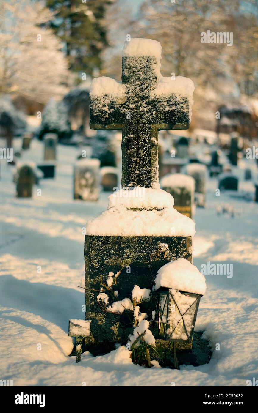 Gravestone snow hi-res stock photography and images - Alamy