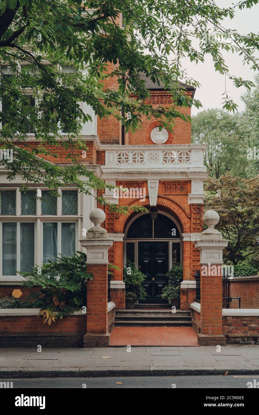 Traditional Victorian red brick house in Kensington and Chelsea, London ...