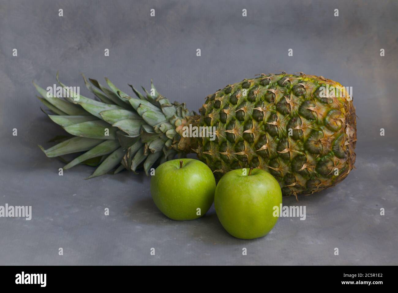 One whole pineapple hi-res stock photography and images - Alamy