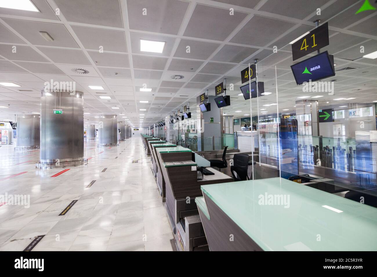 Baggage check in desks hi-res stock photography and images - Alamy