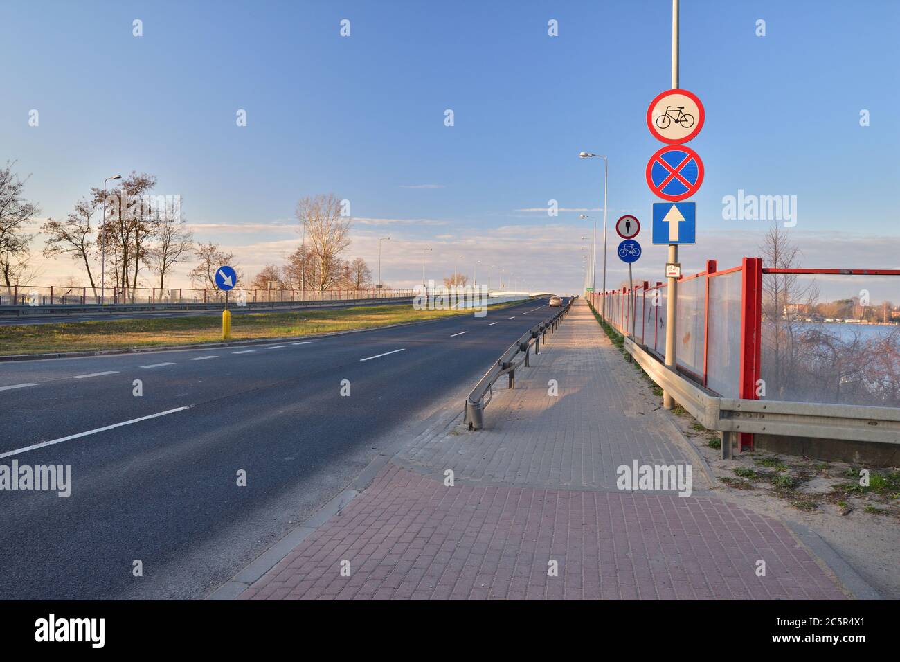 Empty modern road signs hi-res stock photography and images - Alamy