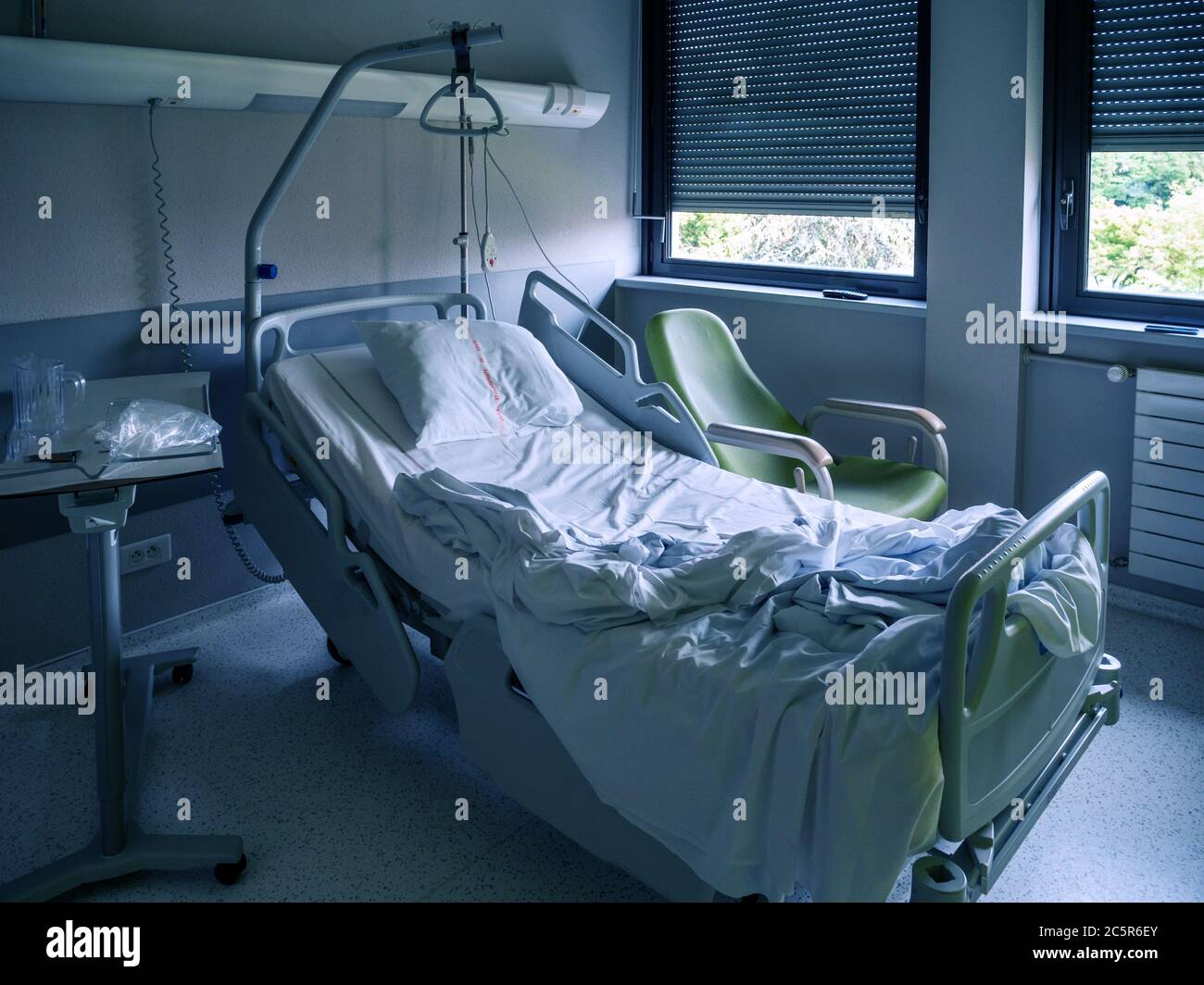 Empty hospital ward bed with blinds on windows inside the modern hospital recovery room Stock ...