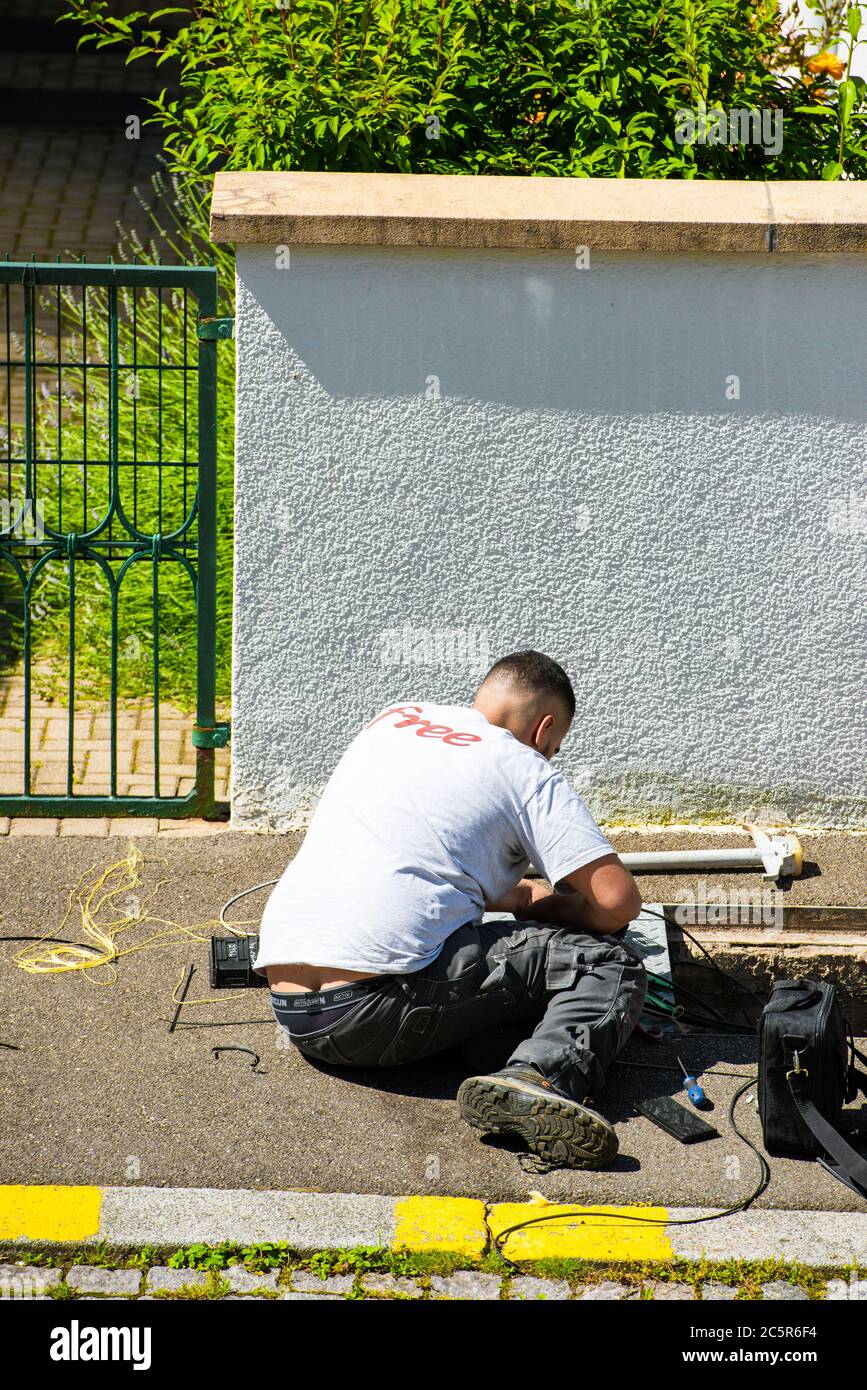 Installing fibre optic cable hi-res stock photography and images - Alamy