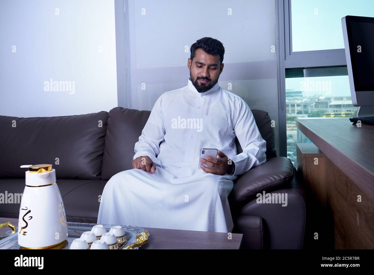 Saudi arab man sitting hi-res stock photography and images - Alamy