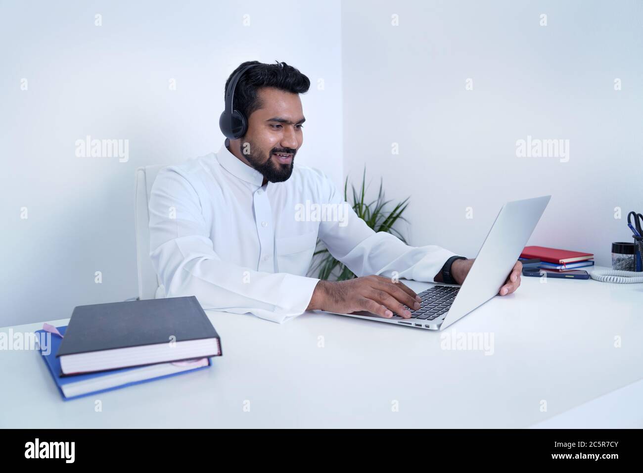 Student using headphone in classroom hi-res stock photography and ...
