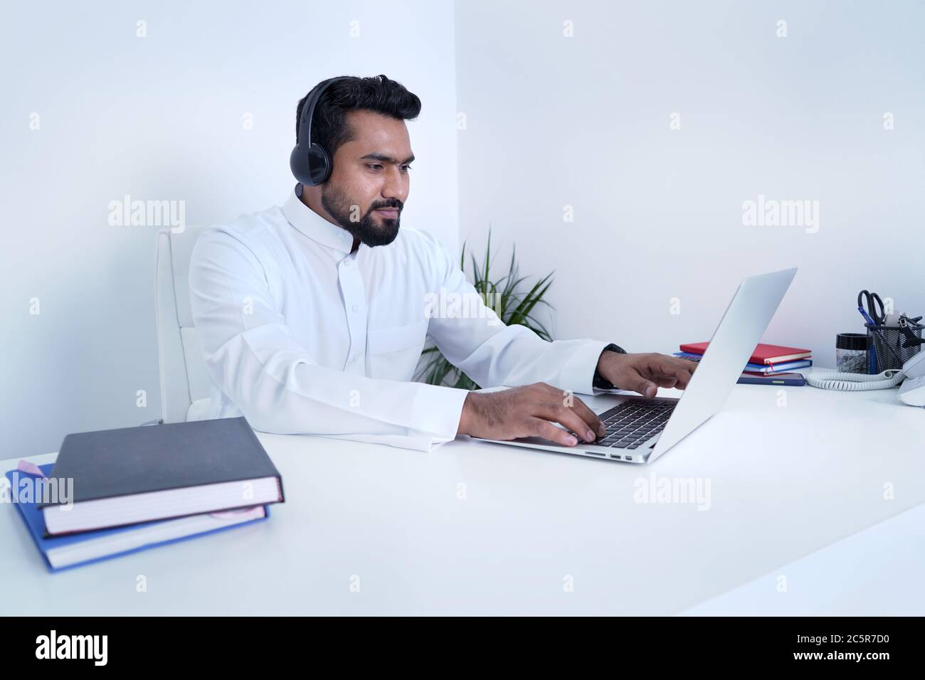 Saudi man using laptop hi-res stock photography and images - Alamy