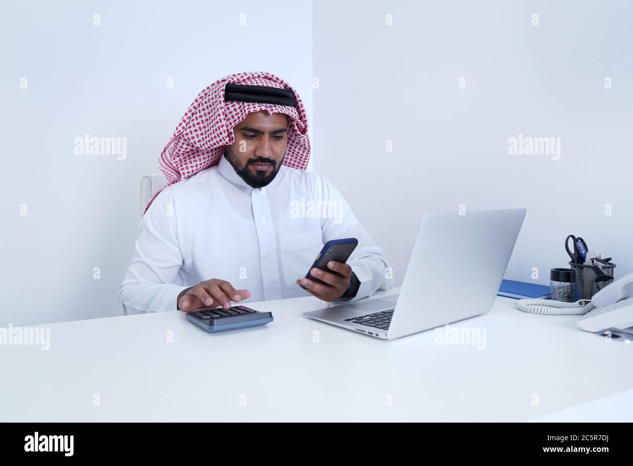 Saudi man with mobile phone hi-res stock photography and images - Alamy
