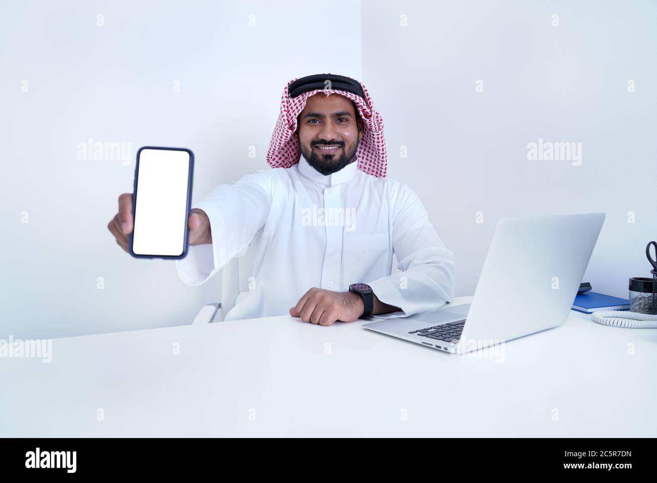 Saudi Man showing mobile phone screen Stock Photo - Alamy