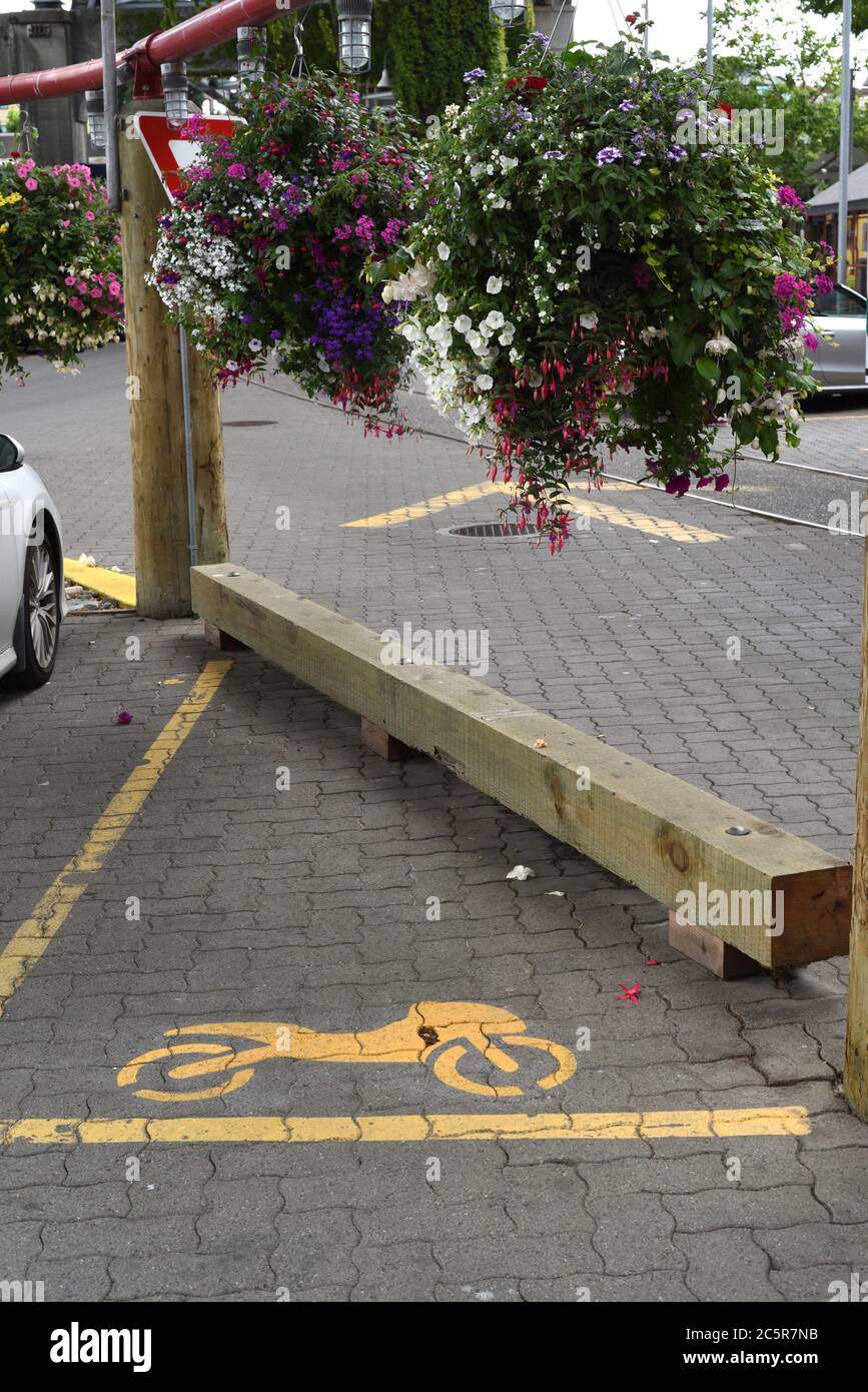 Empty flower basket hi-res stock photography and images - Alamy
