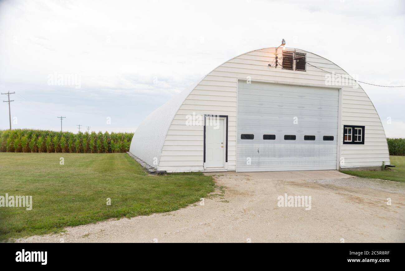 Quonset barn building made of corrugated metal and having a ...