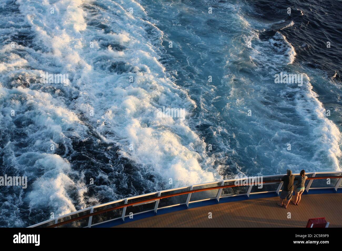 Curved ship wake hi-res stock photography and images - Alamy