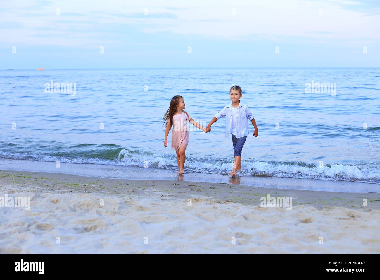 Children couple hands hi-res stock photography and images - Alamy
