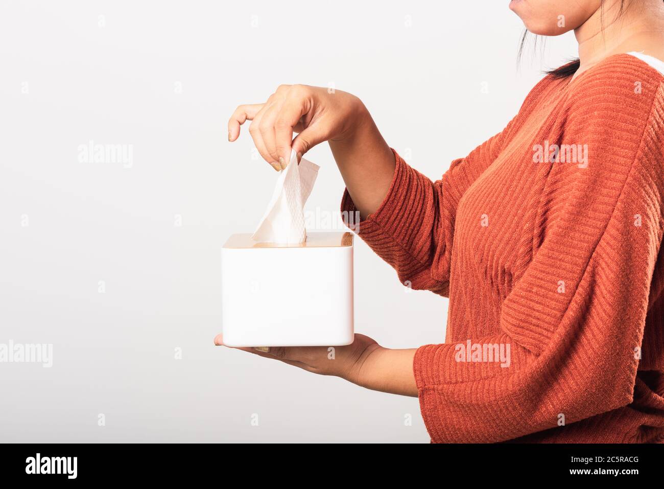 Pulling out the tissue paper hi-res stock photography and images - Alamy