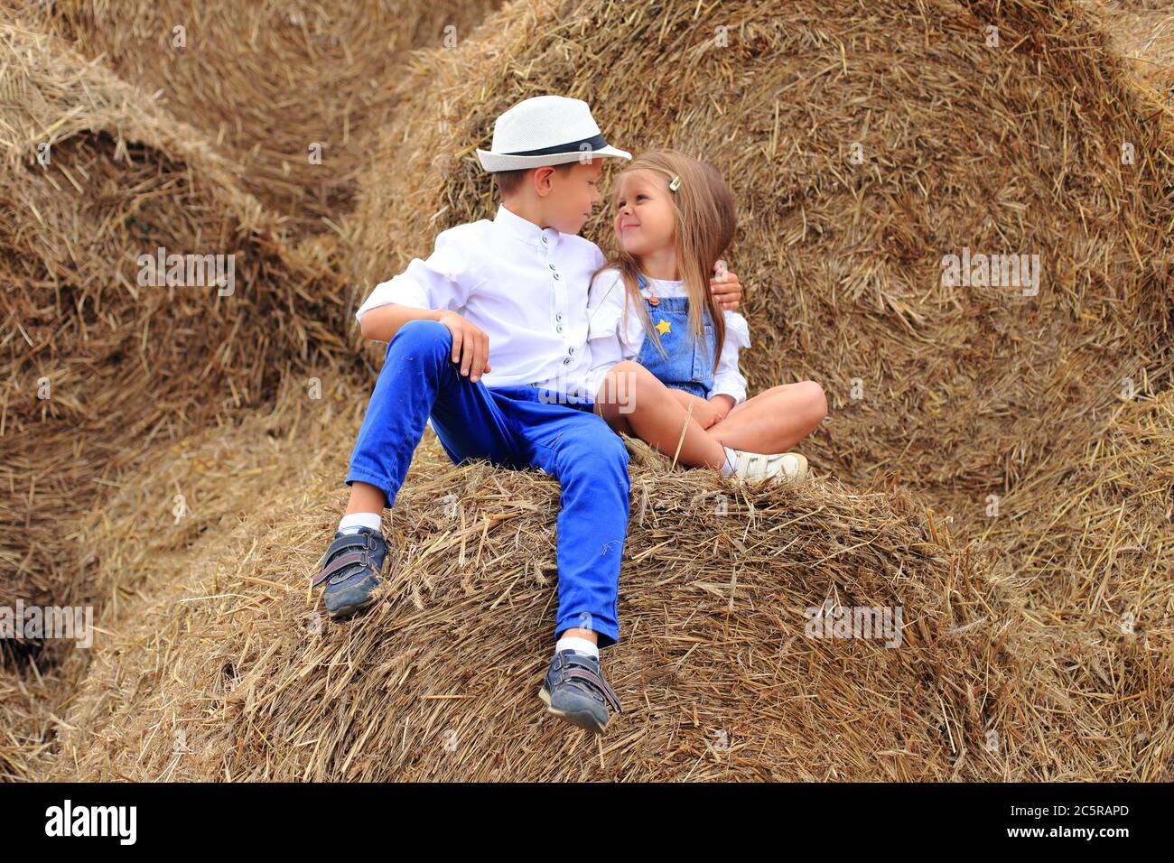 Children from above sitting hi-res stock photography and images - Alamy